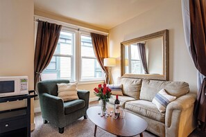 Quarto solteiro, 1 cama King | Área de estar | TV de tela plana 40 polegadas com canais digitais, filmes pagos