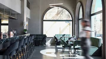 Café da manhã completo grátis todos os dias