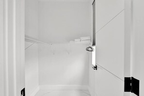 Casa | 4 quartos, secretária, ferro/tábua de engomar