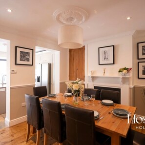 Casa | 4 quartos, escrivaninha, ferros/tábuas de passar roupa