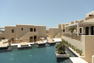 Piscina externa sazonal, guarda-sóis, espreguiçadeiras
