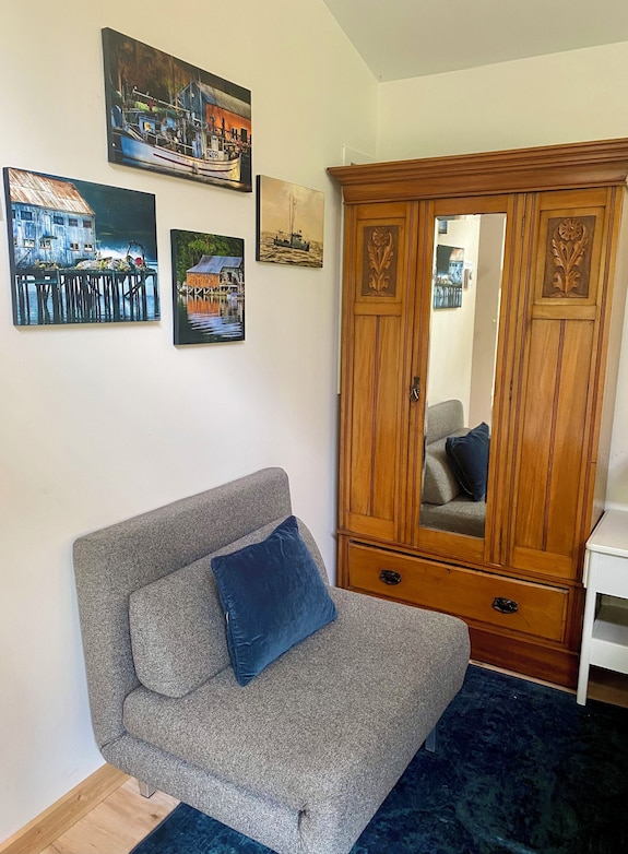 Little Cabin In Middlepoint, \Nnestled Amongst Cedars On A Private Quiet Acreage. - British Columbia