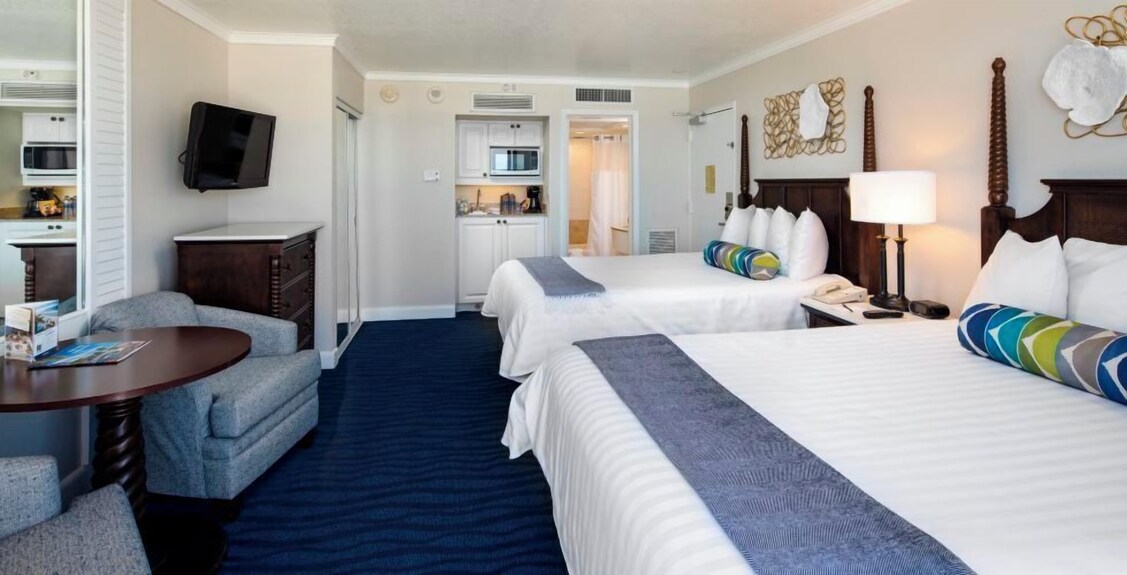 4 Units Perfect For Groups! Enjoy Outdoor Swimming Pool, Parking On-site! - St. Pete Beach, FL