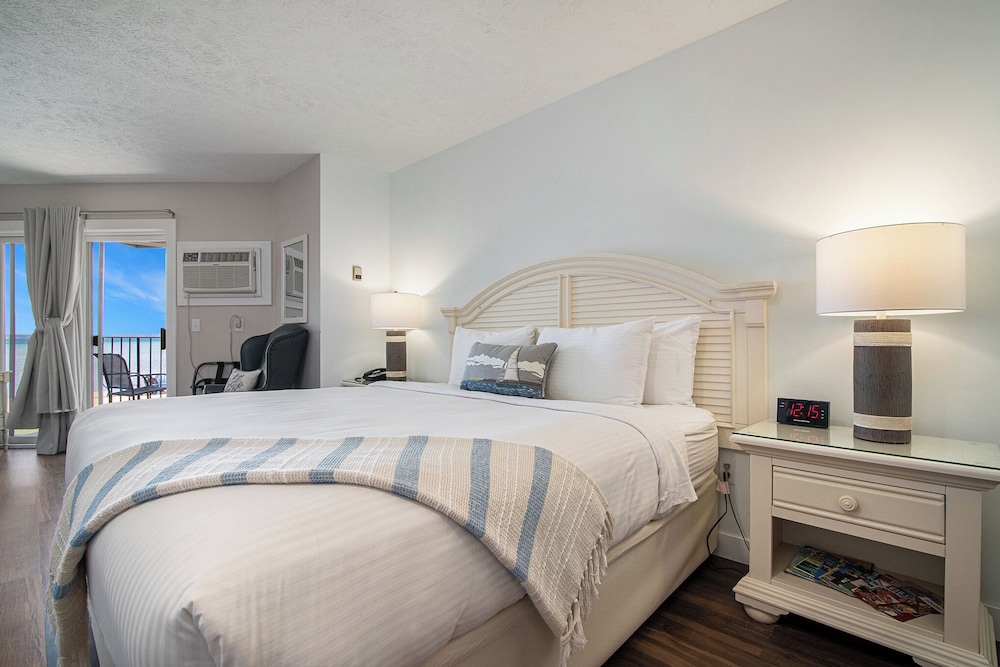 ✵ Beachfront Walkout Condo: Pointes North Resort ➠ 106/110 Combined - Traverse City, MI