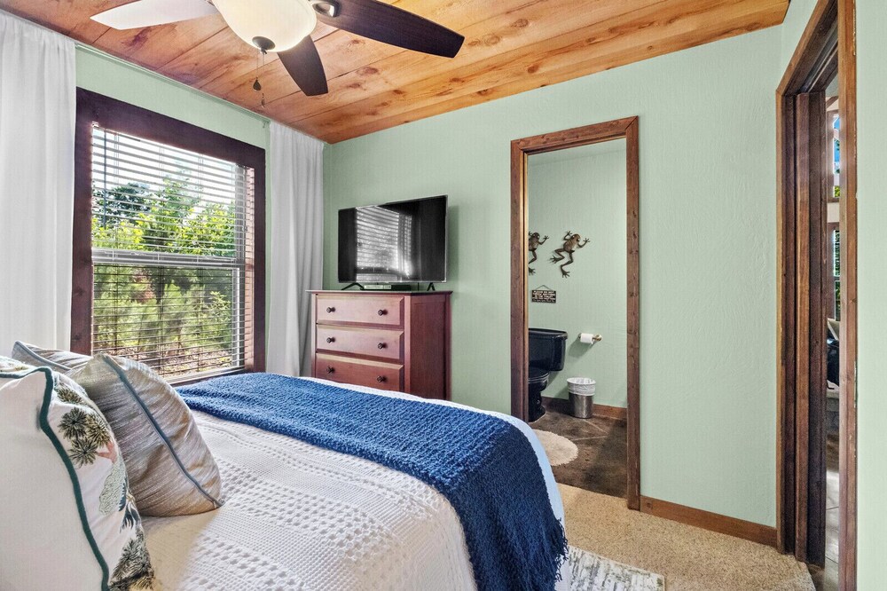 Lakefront, Lakeviews Cedar Cabin- Rope Swing Cove - Rambo Riviera | Vrbo