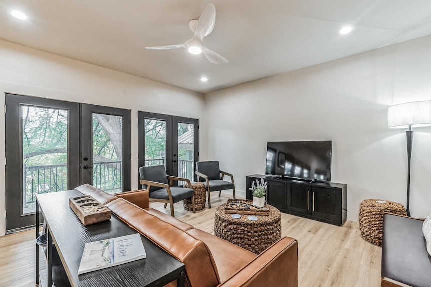 A One-of-a-kind Riverfront Escape Featuring Two Stylish Homes On The Guadalupe, Designed For Large Groups And Families. With Private River Access, A Fire Pit For Cozy Nights, And A Fully Equipped Game Room, Theres Something For Everyone. Enjoy Moder - 캐년 레이크