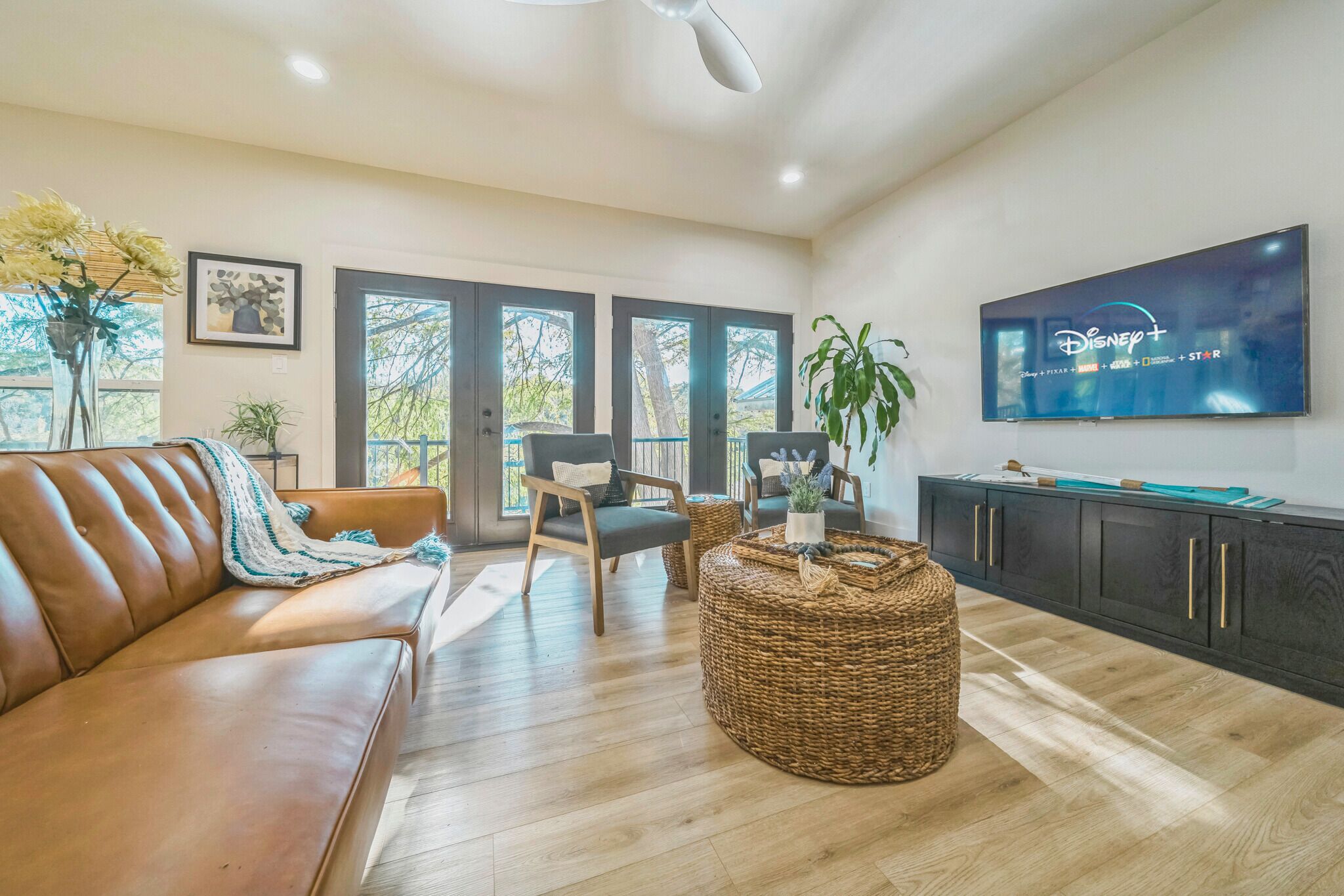 Discover Modern Riverfront Luxury At The White House. Enjoy A Sleek Designer Kitchen, A Tranquil Master Suite, And An Expansive Deck With Breathtaking Views Of The Guadalupe River. Experience The Perfect Blend Of Hotel-quality Service And The Privacy - Canyon Lake, TX