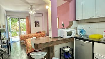 Estúdio Standard, vista para o jardim | Cozinha privada | Um frigorífico, um micro-ondas, uma placa de cozinha