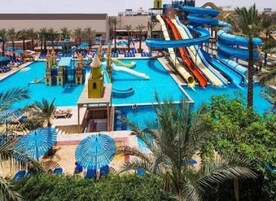 Um parque aquático com vários toboáguas e uma piscina.