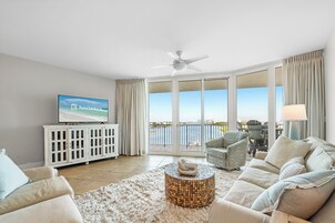 Apartamento Signature em Condomínio Fechado, 2 quartos, varanda, vista para a praia | Sala | Smart TV de 55 polegadas com canais por cabo, ténis de mesa 