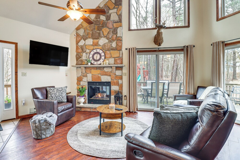 Serene Poconos Cabin W/ Hot Tub & Beach Access! - Lake Harmony, PA