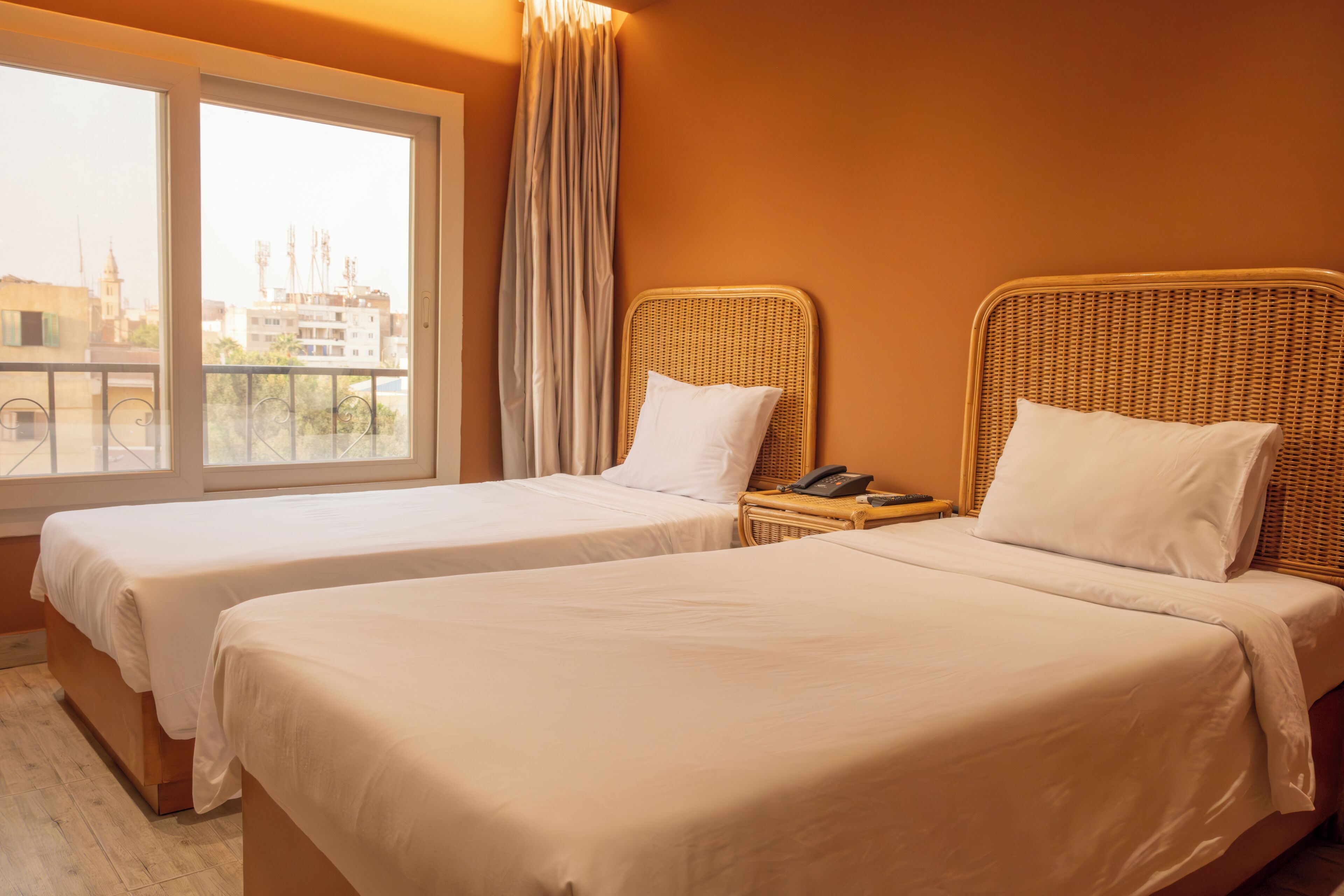 Double or Twin Room, City View | Roupa de alta qualidade, camas de colchão viscoelástico, minibar 