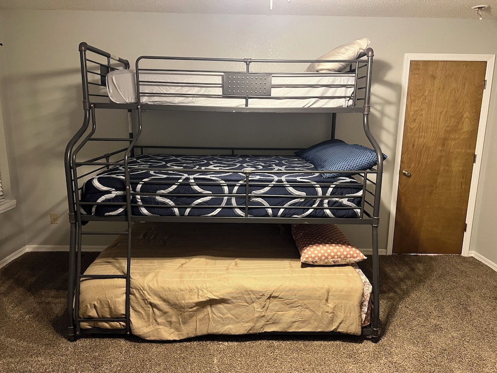 Large Private 6 Bedroom\/2 Bath - Wichita Falls, TX