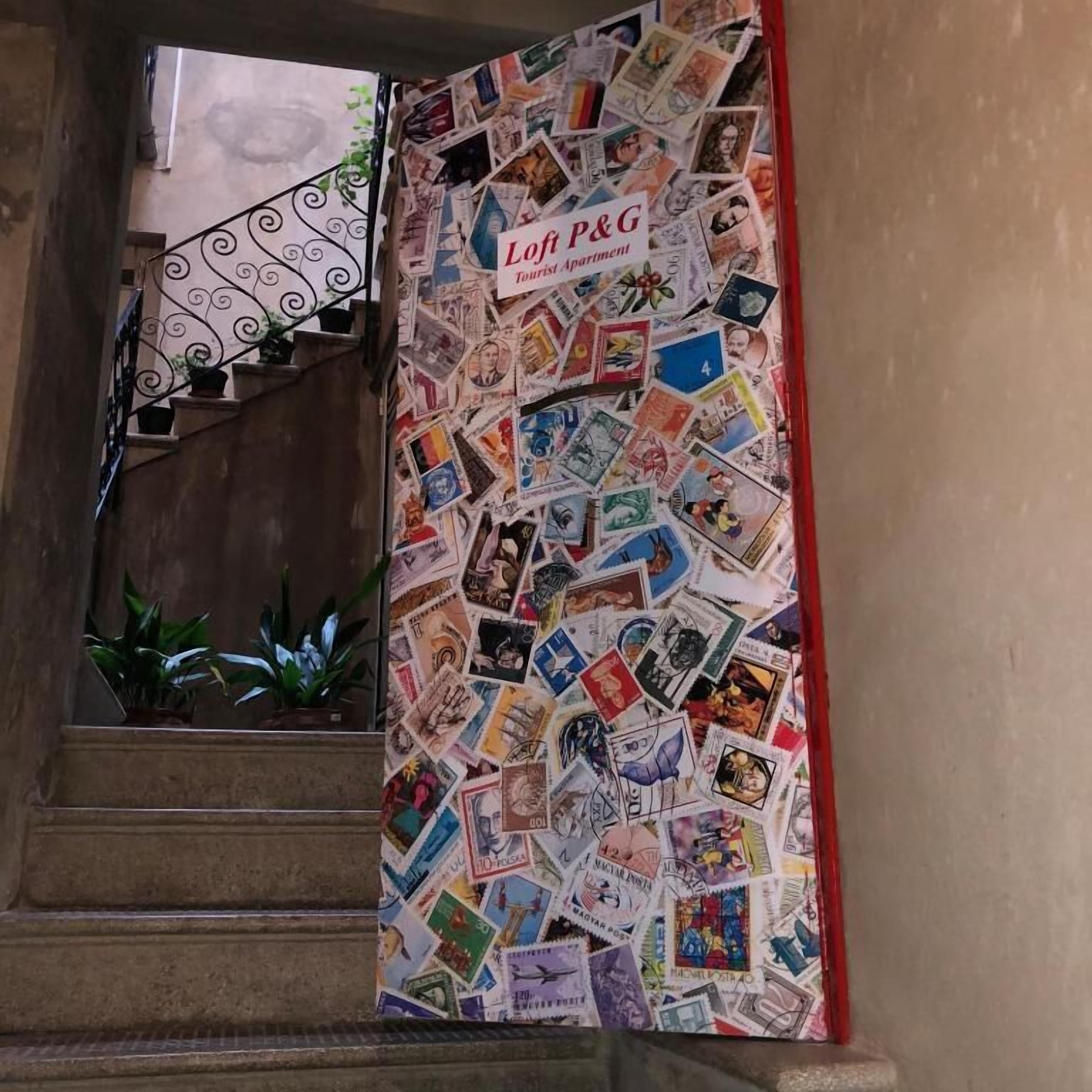 Uma escada com uma parede coberta de postais.