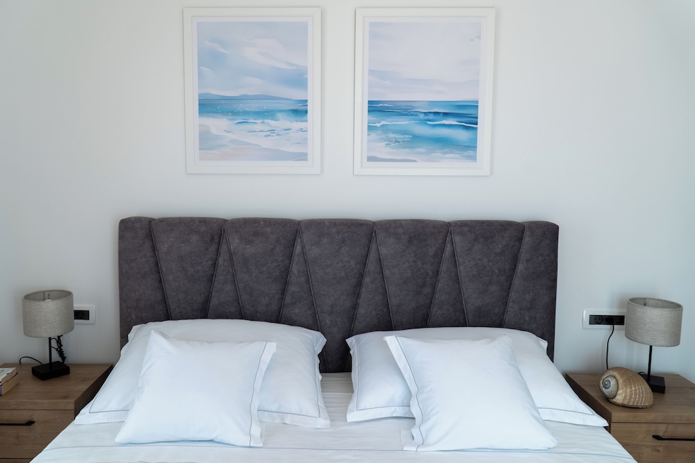 Vacation home with panoramic view and swimming pool on island Vis ...