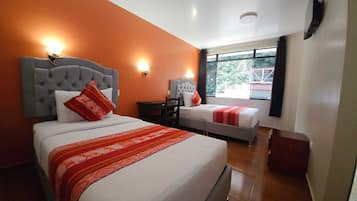 Quarto Twin Standard, vista para a montanha | Secretária, Wi-fi grátis, roupa de cama fornecida