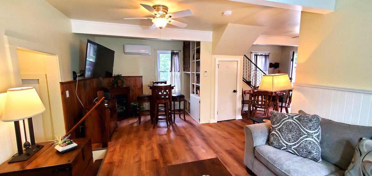 Quiet, Country 2 Bedroom, 1 Bath Cabin With 2 Optional Attached Guest Apartments - Eureka Springs, AR