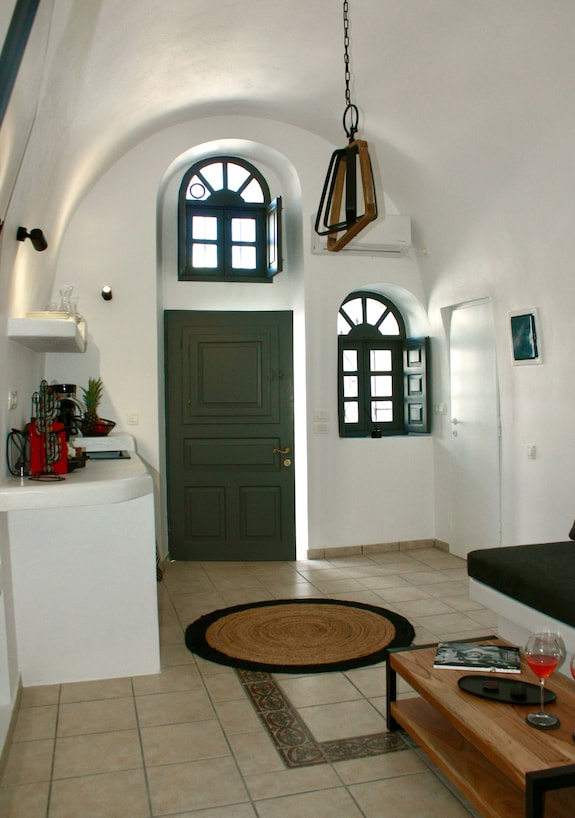 The Lava Villa | Exquisite Villa In Fira, Perfect For Relaxation And Unwinding - Santorini