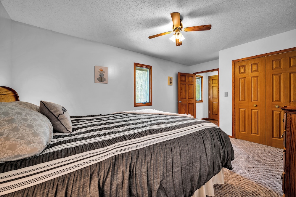 Wine & Vinyl Vacation Home ~ Wine, Vinyl Records, Popcorn Machine, Private Deck - Tennessee