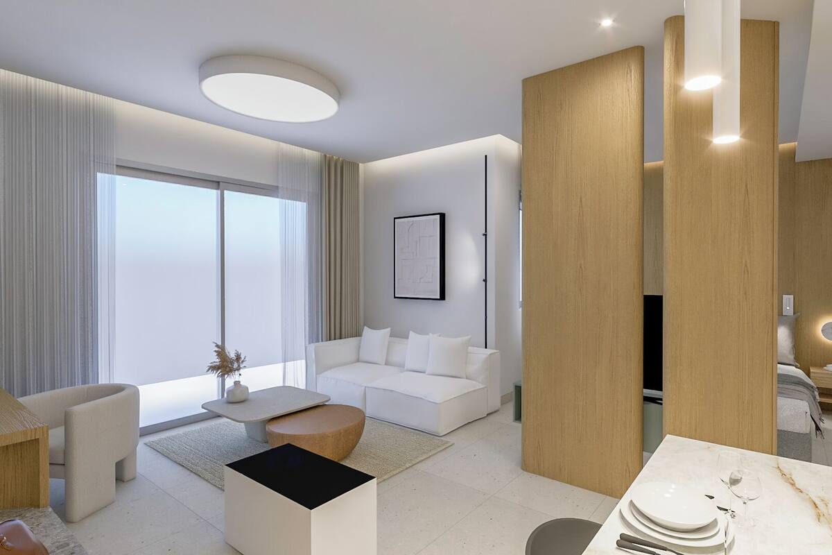 Uma sala de estar moderna com sofá, mesa de centro e mesa de jantar. Há uma janela grande com cortinas, um quadro na parede e um divisório de madeira.