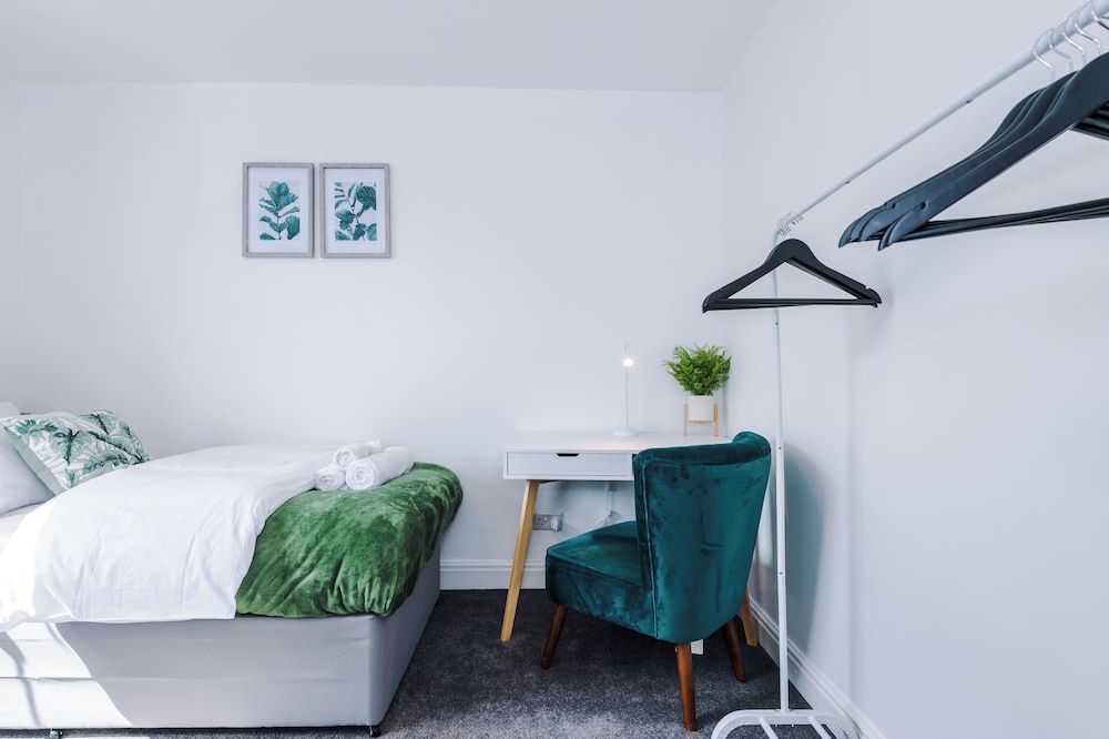 Stunning 3 Bed House Near Leeds City Centre With Free Parking - Leeds