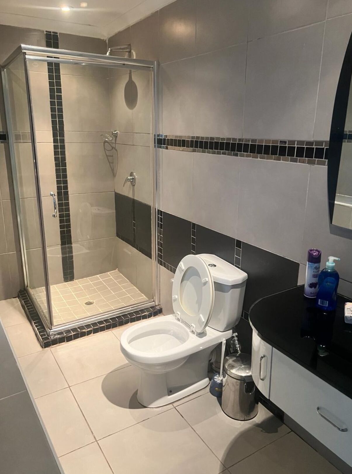 Suite Deluxe, acessível, não fumadores | Casa de banho | Uma combinação polibã/banheira, um chuveiro fixo 