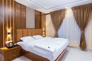 Quarto triplo econômico | Quartos à prova de som, Wi-Fi de cortesia, roupa de cama