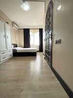 Quarto Duplo Standard | Secretária, secretária adequada para computadores portáteis 