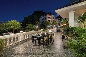 Vila panorâmica, vista para a praia | Vista para o pátio