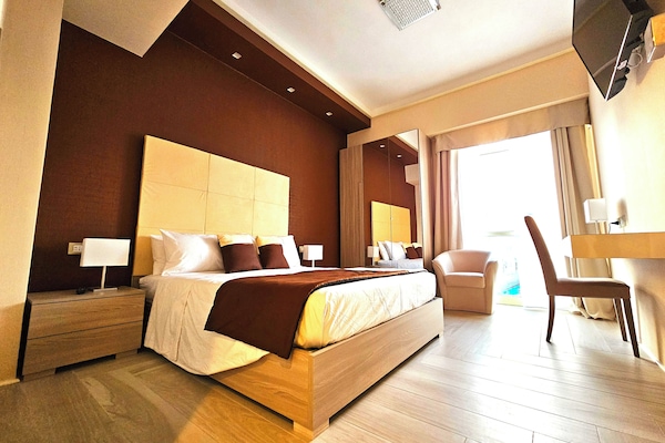 Minibar, cofre no quarto, secretária, quartos insonorizados