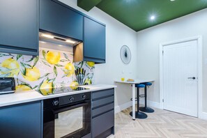 Geladeira grande, micro-ondas, fogão, cooktop