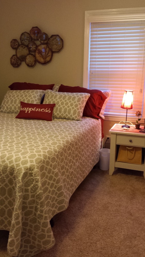 Cozy Cork Cottage Asheville South Private/secure/quaint/ Near Airport - Asheville, NC