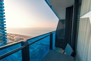 Varanda com vista para o oceano e para a paisagem urbana.