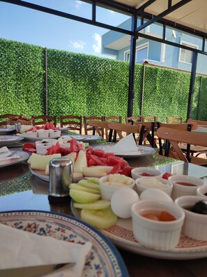 Pequeno-almoço tipo buffet diário incluído 