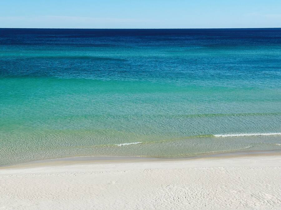 Uma praia privada, praia de areia branca, espreguiçadeiras