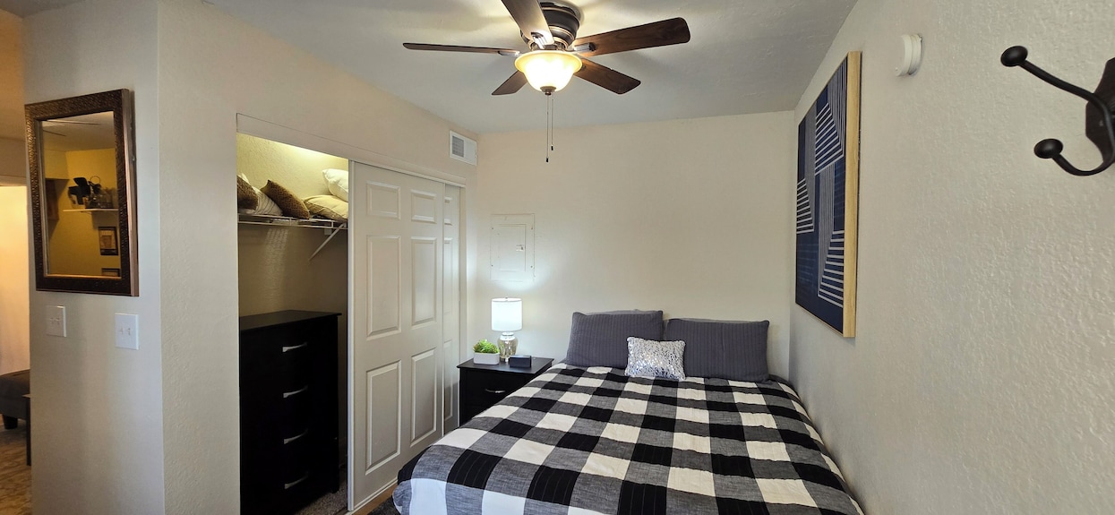 Cozy Updated Cove Of Heaven, 5 Mins From Lake Hefner And Mall. Centrally Located - Oklahoma City, OK