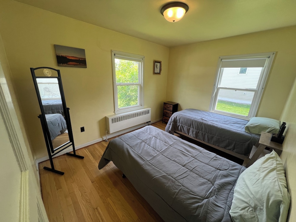 Rustic Home Only 5 Minutes From Lake Sakakawea & Missouri River! Pet-friendly. - Lake Sakakawea, ND