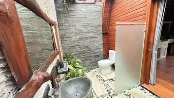 Quarto superluxo, vista para o jardim | Banheiro | Chuveiro, chuveiro com efeito de chuva, chinelos, toalhas de banho