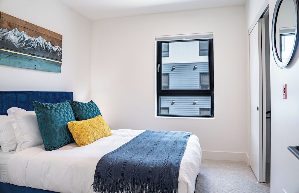 Guest Favourite Condo Minutes From Resort & Downtown - Revelstoke Mountain Resort, BC