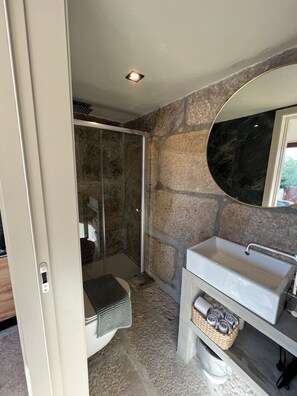 Casa Comfort, vista para a piscina | Casa de banho | Um polibã, um secador de cabelo 