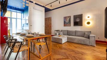 Apartamento Design, 3 quartos, não fumadores, varanda | Sala de estar | TV de ecrã plano