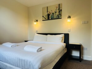 Quarto casal luxo, suíte | Ferros/tábuas de passar roupa, Wi-Fi de cortesia