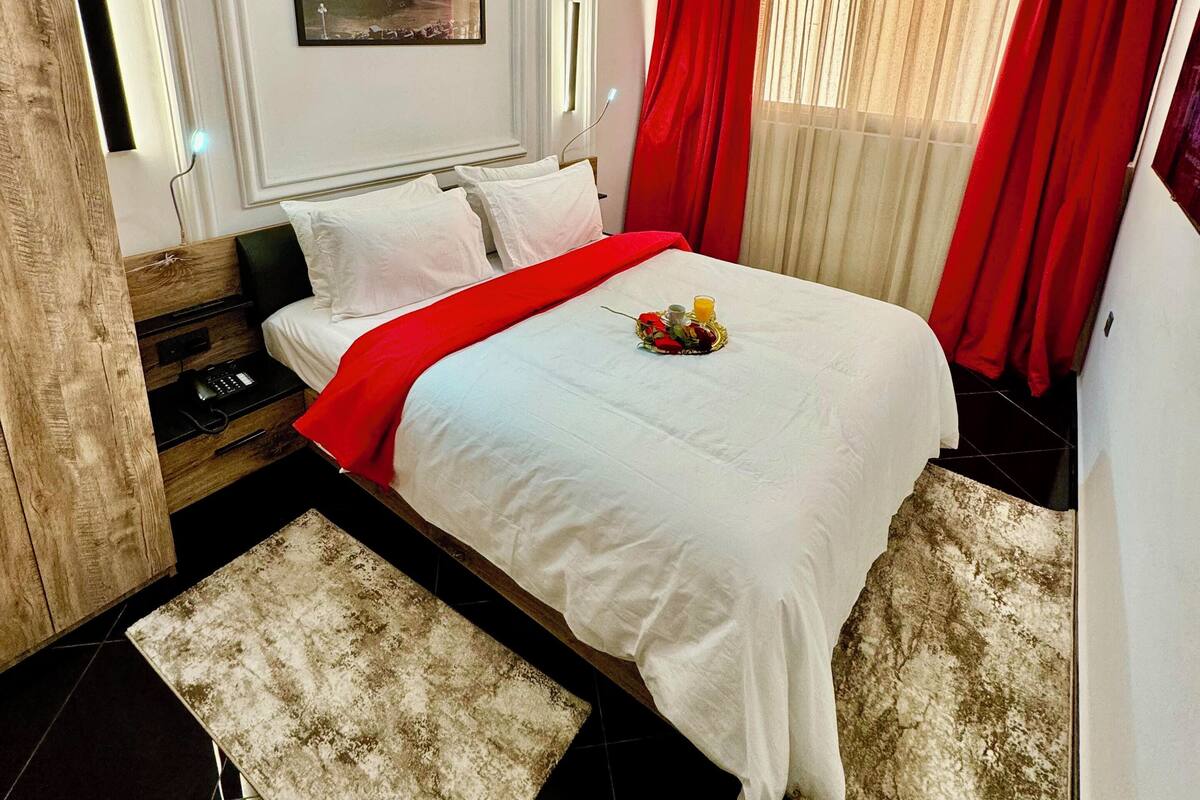 Quarto Duplo Standard, 1 cama king-size, não fumadores, casa de banho privativa | Lençóis de algodão egípcio, roupa de alta qualidade