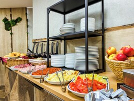 Café da manhã com buffet grátis todos os dias