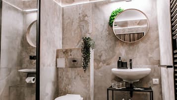 Quarto Triplo Superior | Cofre no quarto, com mobília individualizada, Wi-fi grátis