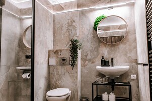 Quarto Triplo Superior | Cofre no quarto, com mobília individualizada, Wi-fi grátis 