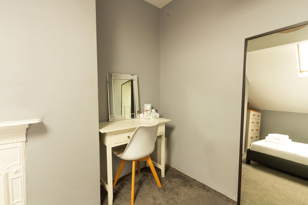 Suite 2: Chic Private Room Near City Centre - Cheadle