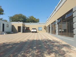 Fachada da propriedade à noite