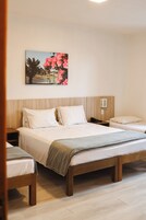 Quarto quádruplo | Frigobar, quartos à prova de som, Wi-Fi de cortesia, roupa de cama