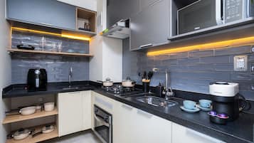 Apartamento | Cozinha privada | Um frigorífico
